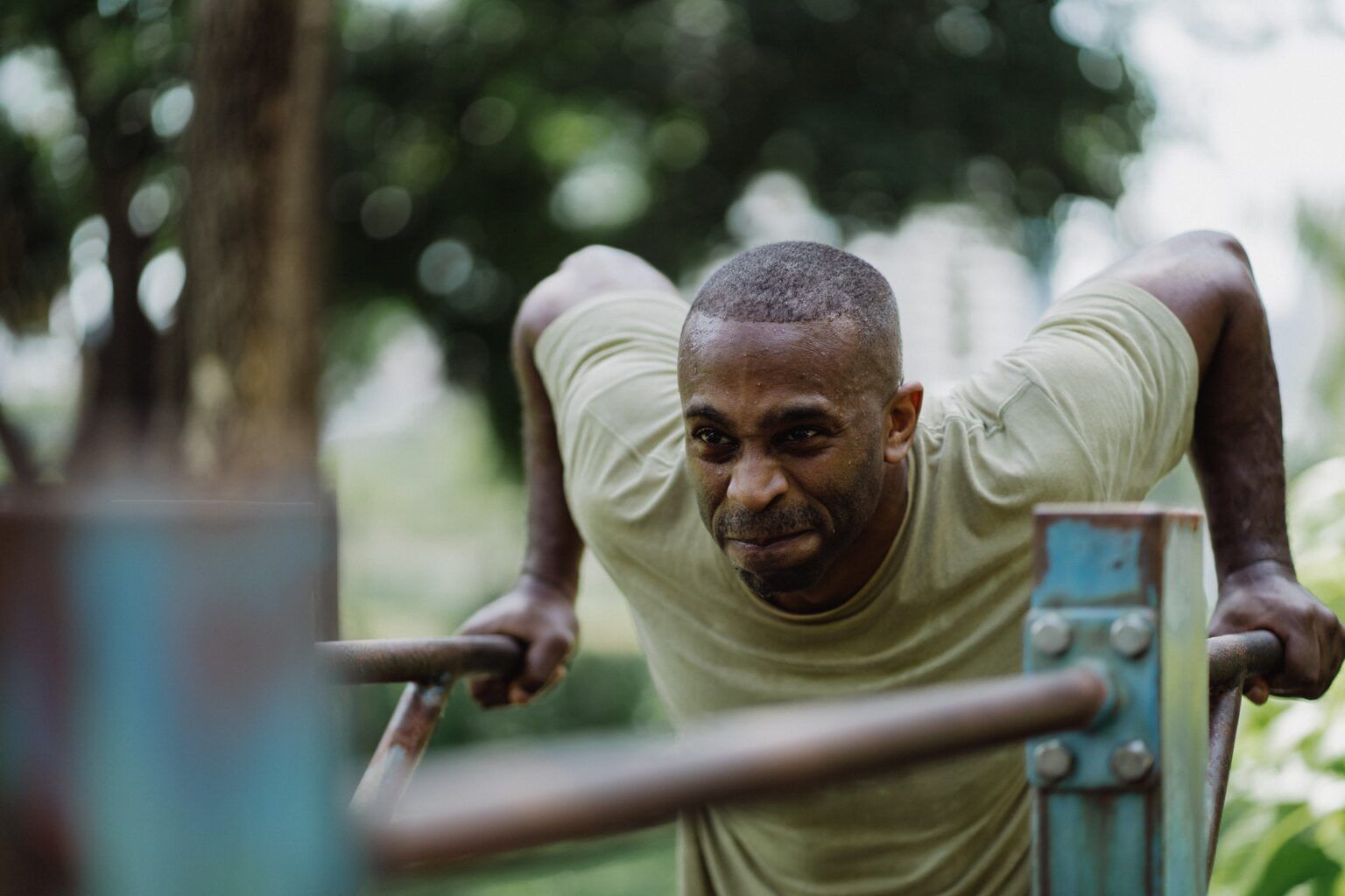 Are Dips Superior to Push-ups? Which Exercise Offers Greater Effectiveness?